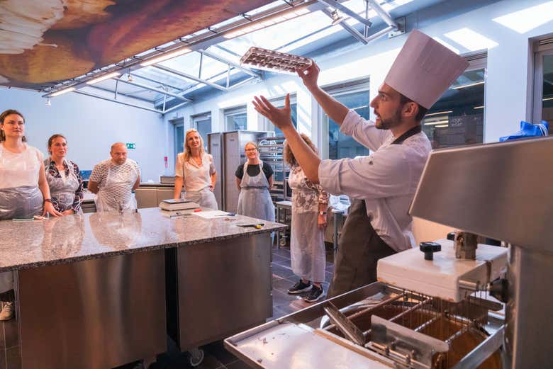 Atelier de chocolat belge au musée Choco Story de Bruges