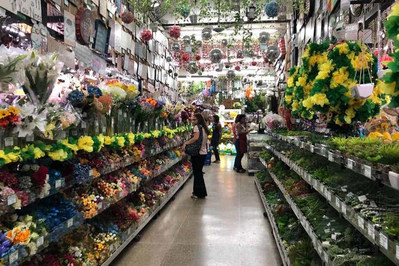 Tour de compras pelo mercado de rua Saara do Rio de Janeiro