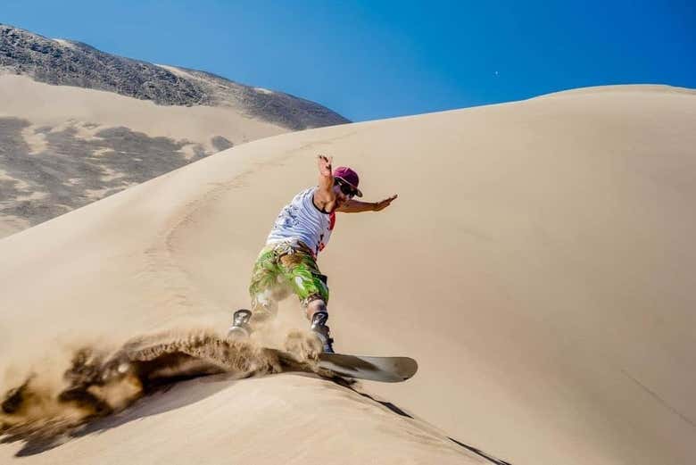 Curso de sandboarding en el cerro Dragón, Iquique