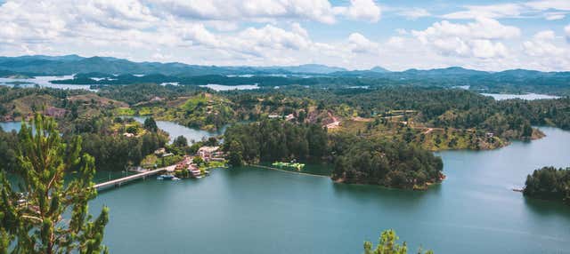 Paseo en barco con comida o cena por el embalse de Guatapé