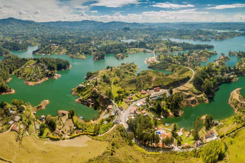 Paseo en barco con comida o cena por el embalse de Guatapé
