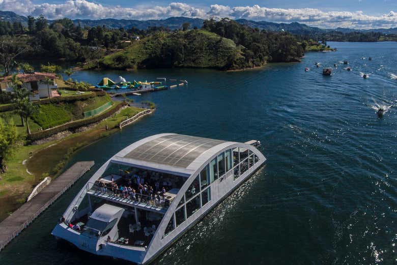 Paseo en barco con comida o cena por el embalse de Guatapé