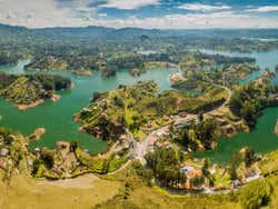 Paseo en barco con comida o cena por el embalse de Guatapé