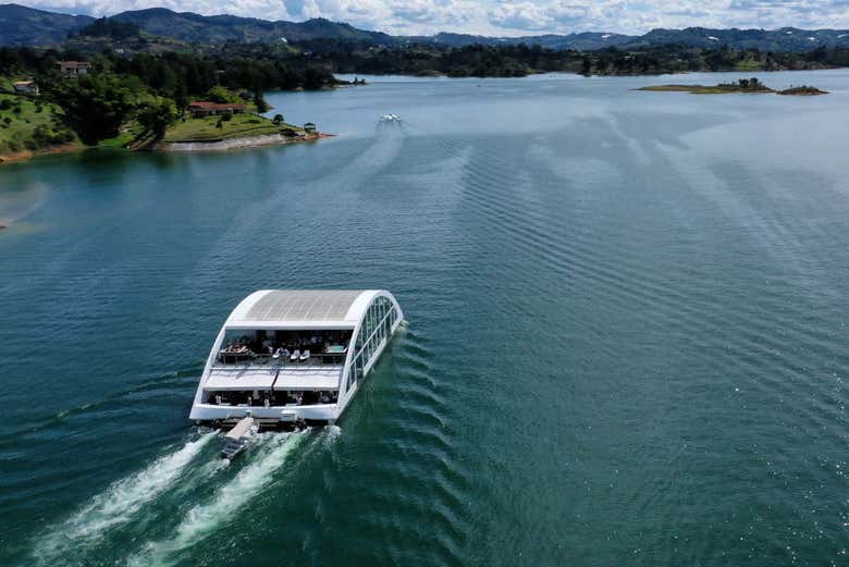 Paseo en barco con comida o cena por el embalse de Guatapé