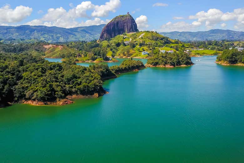 Paseo en barco con comida o cena por el embalse de Guatapé