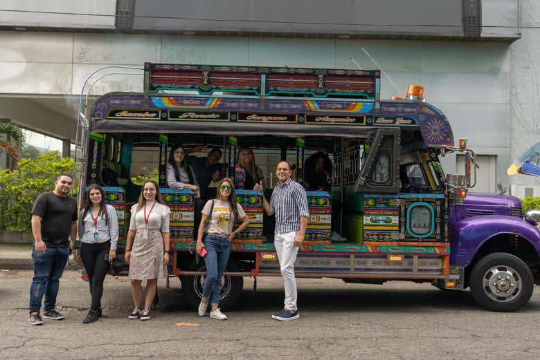 Tour en chiva por Medellín - Reserva online en Civitatis.com