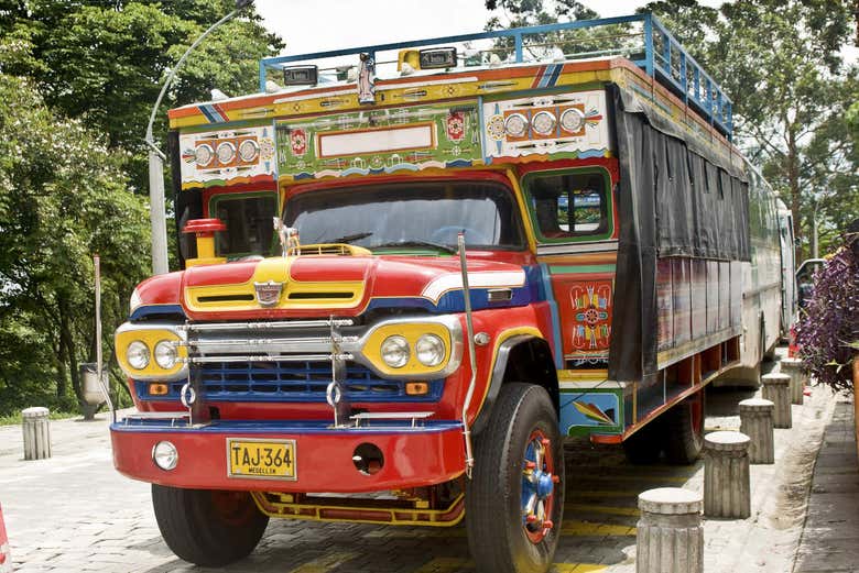 Tour nocturno en chiva rumbera por Medellín - Civitatis.com