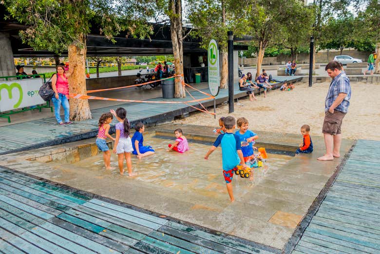 Tour por los parques Explora y Pies Descalzos de Medellín