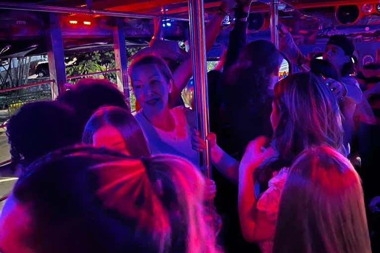 Tour nocturno en chiva rumbera + Degustación de comida callejera por ...