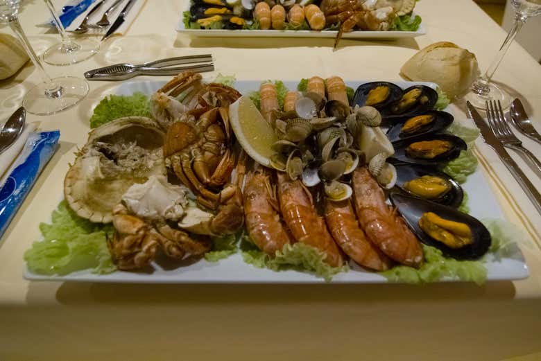 Mariscada y queimada en la ría de Arosa desde El Grove