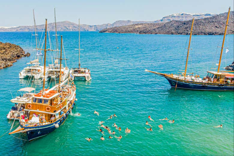 Paseo en barco por la Caldera de Santorini - Civitatis.com