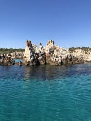 Balade en catamaran dans le nord de Minorque depuis Fornells