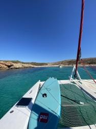 Balade en catamaran dans le nord de Minorque depuis Fornells