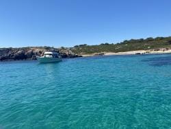 Balade en catamaran dans le nord de Minorque depuis Fornells