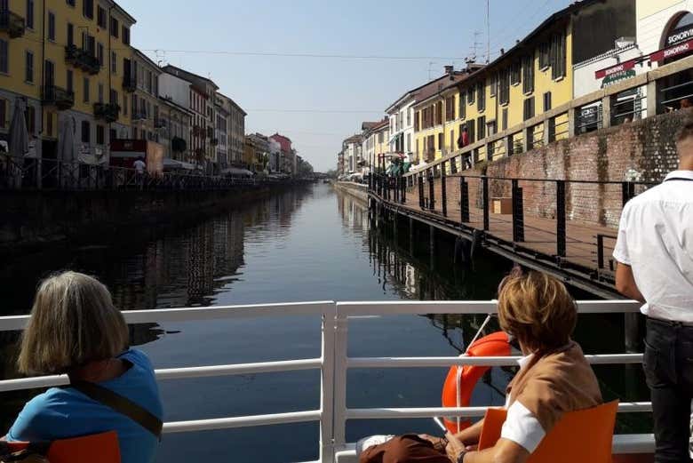 Paseo en barco por los canales de Navigli, Milán