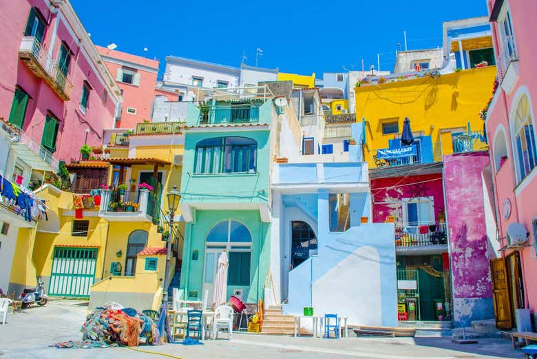 Escursione a Procida in barca da Napoli - Civitatis.com