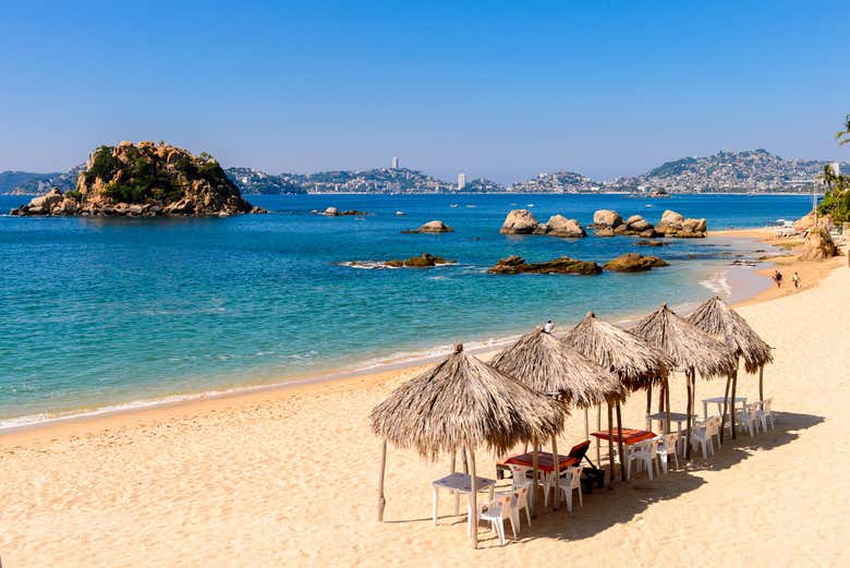 Isla El Morro Paddleboarding from Acapulco - Book at Civitatis.com