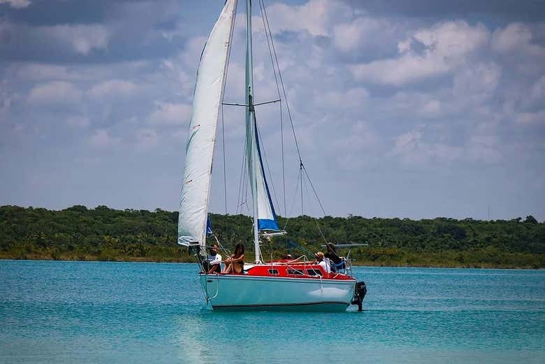 Paseo en velero privado por la laguna Bacalar - Civitatis.com