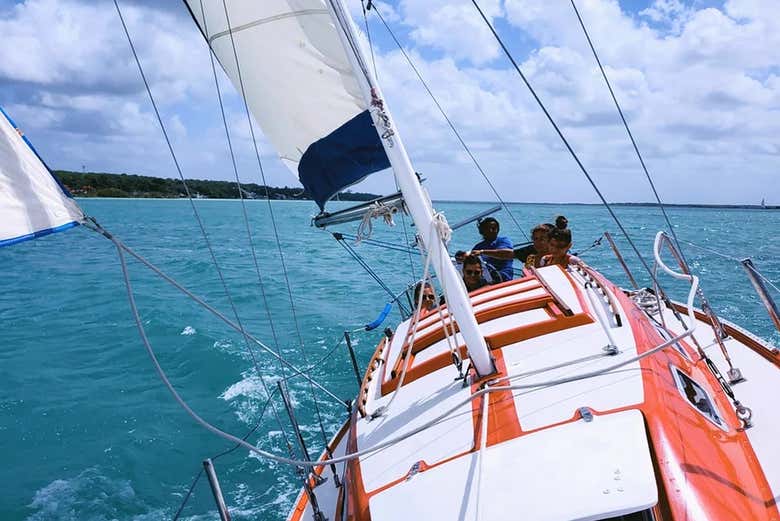 Paseo en velero privado por la laguna Bacalar - Civitatis.com