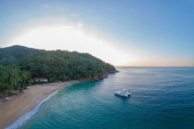 Banderas Bay Sailboat Cruise from Puerto Vallarta - Civitatis.com