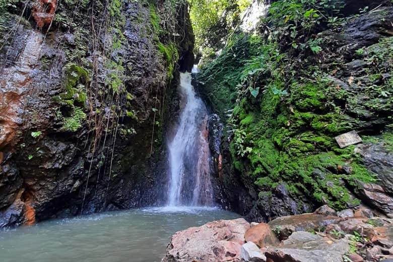 Ruta privada de senderismo por la cascada Aguas Calientes desde Moyobamba
