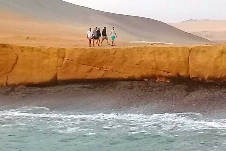 Senderismo al atardecer por la Reserva Nacional de Paracas