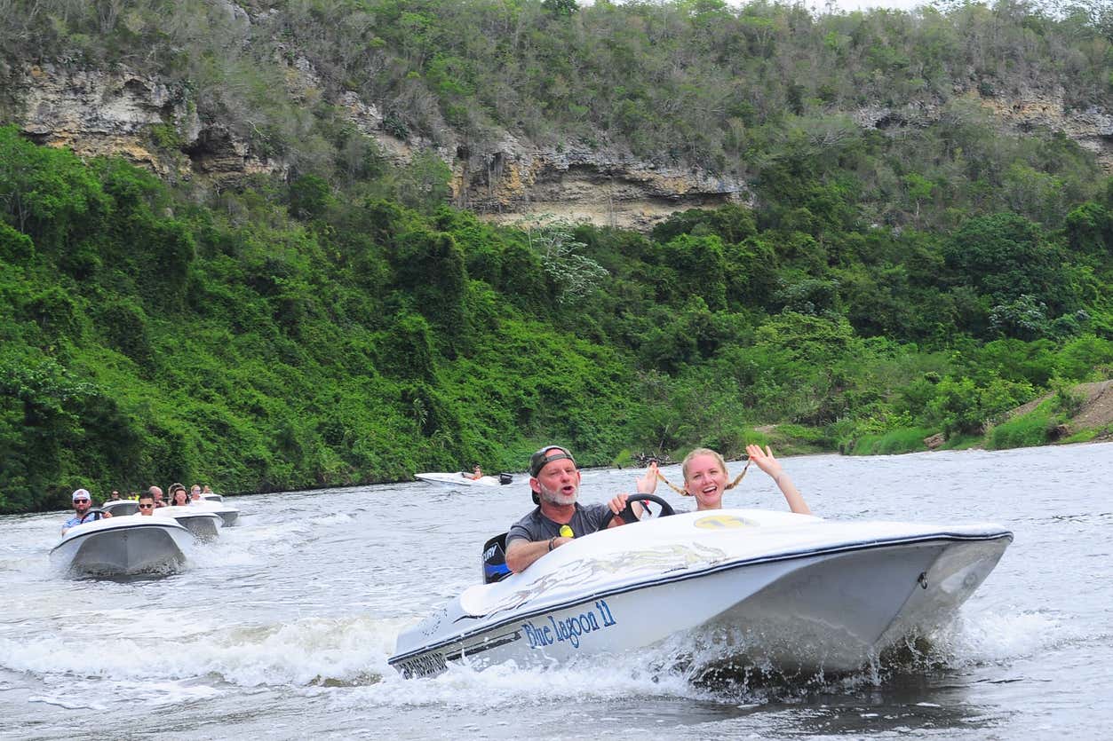 Conducción de lancha rápida por el río Chavón desde La Romana