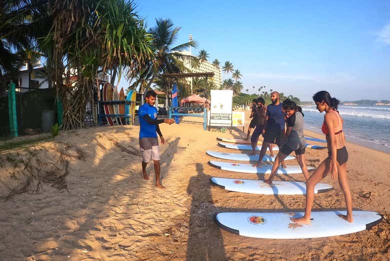 Curso de surf en Hikkaduwa - Reserva online en Civitatis.com